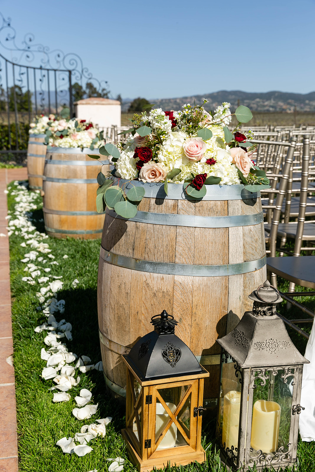 You will love every detail of this classic vineyard wedding. – villadeamore